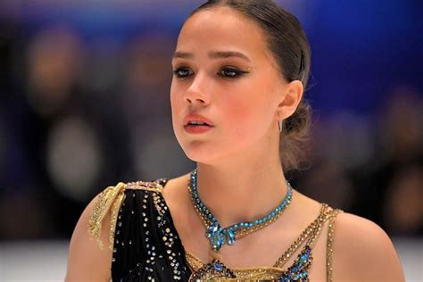 「色気が溢れ出ています！」妖精ザギトワが披露した“大人の生足”にドキリ！「まだ10代なんて信じられない」 The Digest