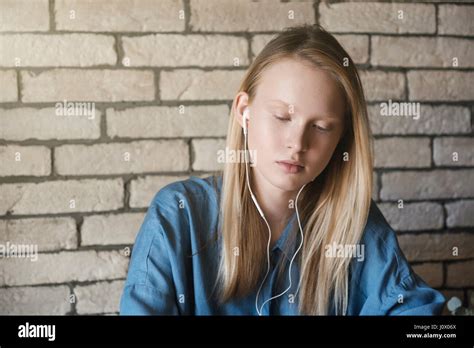 Jolie Adolescente Blonde Yeux Bleu Banque De Photographies Et Dimages