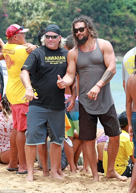 Jason Momoa Transforms Into A Real Life Aquaman In Hawaii Daily Mail