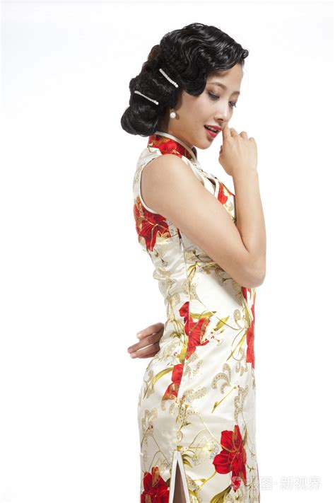 棚拍身穿旗袍的年轻女人照片 正版商用图片3aczcw 摄图新视界