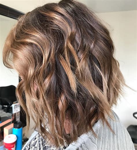 10 Wavy Shoulder Length Hairstyles With Edge Pop Haircuts