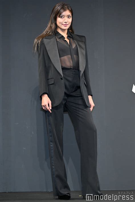 画像10 11 ローラ、胸元ざっくり水着姿で美ボディ際立つ「スタイル抜群」「ずっと憧れ」の声 モデルプレス