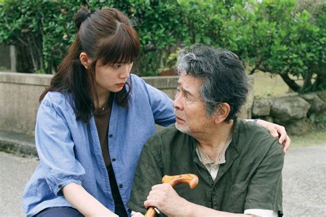 深川麻衣 主演映画「おもいで写眞」場面写真公開で古谷一行に寄り添う姿など！高良健吾 優しさに満ちあふれる笑顔なども
