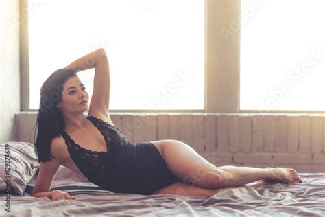 Sexy Woman In Bedroom Stock 사진 Adobe Stock