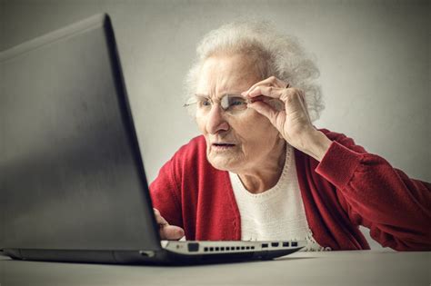 Confused Grandmother Using A Pc Homesupport Computerhilfe Computer Thun