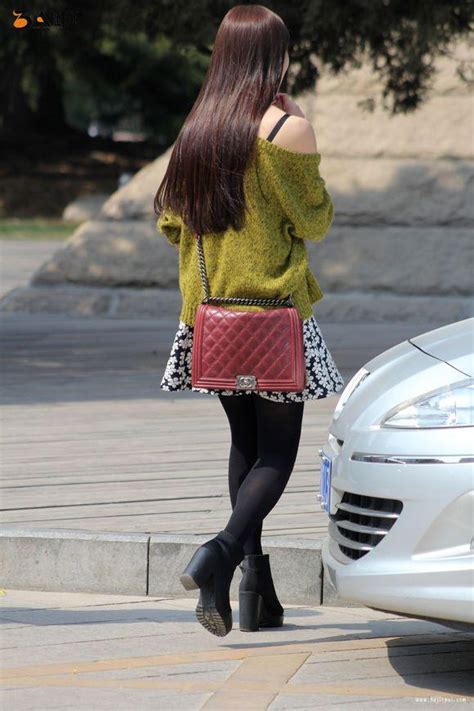 街拍：大学校园里高颜值美女大学生，黑丝高跟露小香肩 每日头条