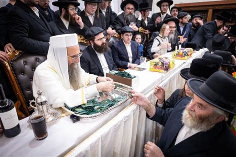 בהשתתפות אלפים בניו יורק האדמור הרב פינטו הדליק נרות חנוכה אקטואליק