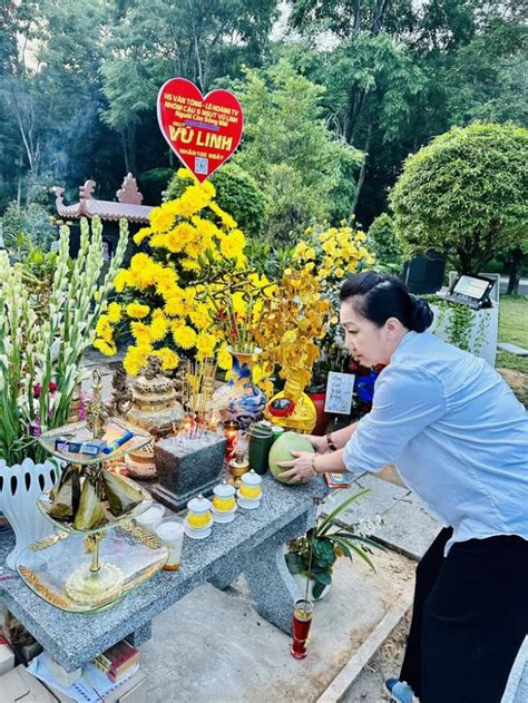 NsƯt Thanh Thanh Tâm Quỳ Gối Nghẹn Ngào Trước Mộ Cố NsƯt Vũ Linh