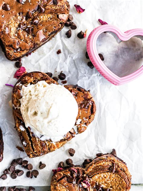 Gooey Chocolate Peanut Butter Brownie Bars With Vanilla Ice Cream
