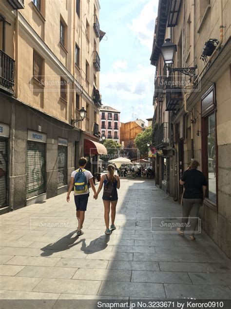 街の通りを歩いている人々 スペインの街角の写真・画像素材[3233671] Snapmart（スナップマート）