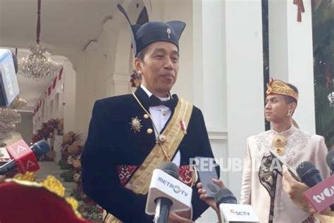 Peringati Hut Ke 78 Ri Jokowi Kenakan Pakaian Adat Raja Surakarta