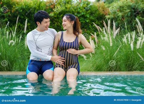 Femme Enceinte Heureuse Et Son Mari En Maillot De Bain Assis Au Bord De
