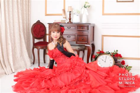 赤のカラードレスでスタジオ変身写真撮影 ギャラリー 京都の変身写真フォトスタジオモニカ