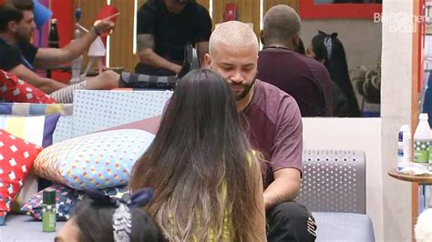 Foto No Bbb 21 Juliette Consola Projota Após Prova Do Anjo Purepeople