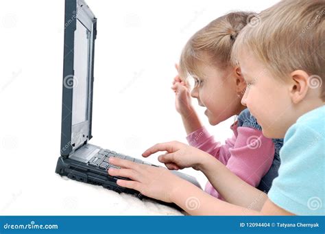 Crianças Que Jogam Jogos De Computador Foto De Stock Imagem De Pares