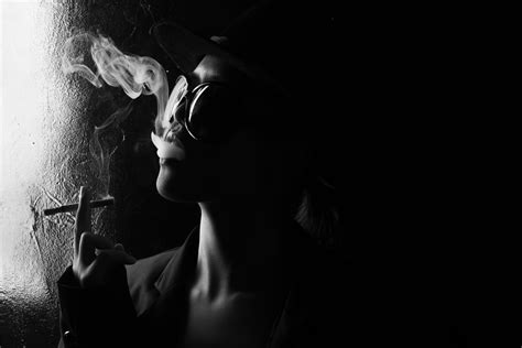 무료 이미지 검정색과 흰색 여자 화이트 사진술 연기 윤곽 어두운 초상화 어둠 검은 단색화 담배 안경