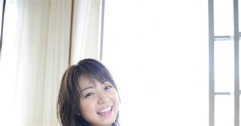 Shizuka Nakamura Japanese Sexy Idol Sexy Orange Floral Swimsuit Fashion