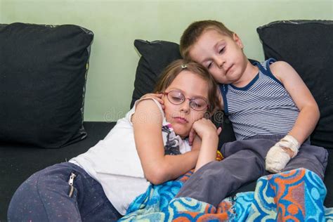 Il Fratello E La Sorella Sono Dormire Tv Di Sorveglianza Immagine Stock