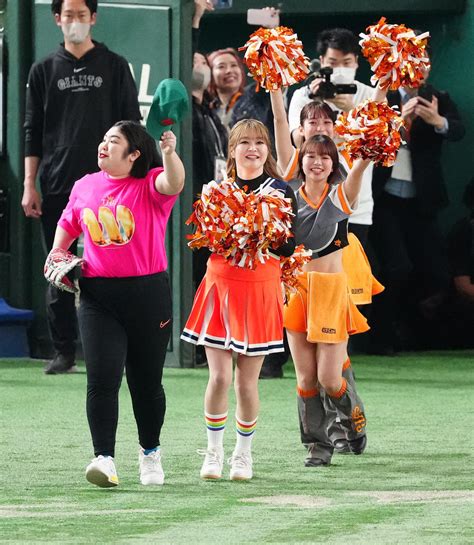 【巨人】始球式はお笑いコンビ紅しょうが 稲田美紀がチア姿で応援、熊元プロレスはドカベン帽子 プロ野球写真ニュース 日刊スポーツ