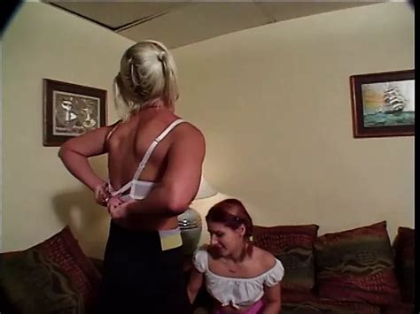 Une Nana Blonde Montre à Son Ami Ce Jouet Vert Et Commence à La Baiser