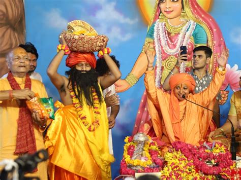 श्रीकृष्ण जन्म पर जमकर झूमे भक्त Devotees Danced Fiercely On The