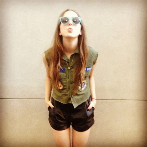 Alana Haim 02 Viste La Calle