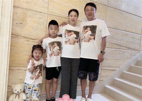 王楠简介（44岁对女儿严厉，52岁富豪老公身家过亿，一家四口幸福） 人物集