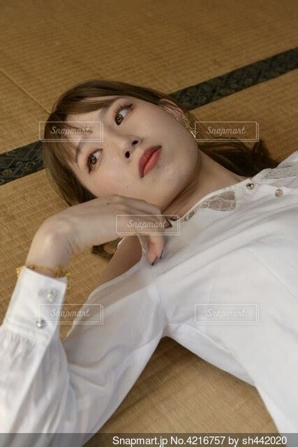 畳の上に横たわる白いシャツを着た若くスリムな女性の写真・画像素材[4216757] Snapmart（スナップマート）
