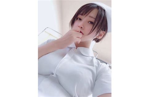 椎名煌、フォロワー30万人を目前にボリュームバスト際立つ白衣の天使に変身「看病してほしい」ファン続出 モデルプレス