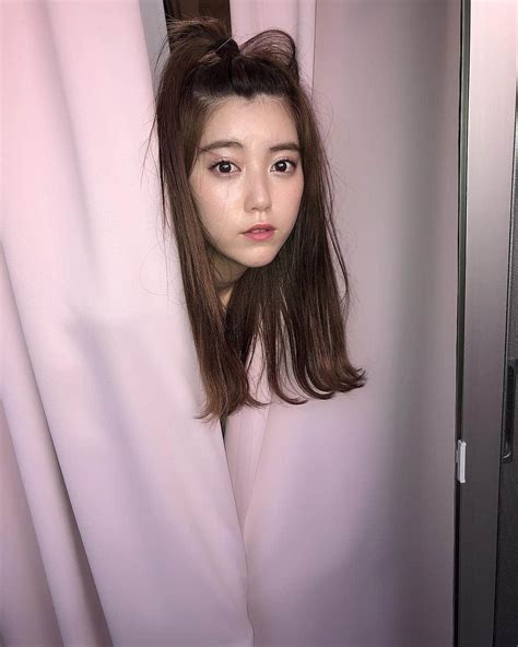 中野恵那さんのインスタグラム写真 中野恵那instagram 「網戸越しからのカーテン越しからの ひょっこりはん。へへ。笑」4月25日