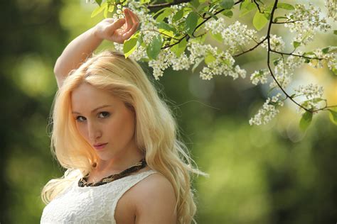 4k Rachelle Summers Blonde Girl Glance Branches Bokeh Hd
