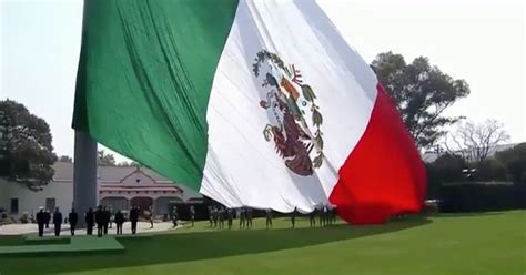 En El Evento Por El Día De La Bandera El Lábaro Patrio Fue Izado Al Revés