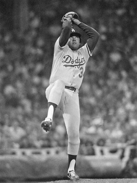 フラーティ、22日死去の伝説左腕のユニホーム羽織って球場入り 幼少期からドジャースファン Mlb写真ニュース 日刊スポーツ