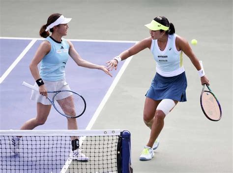 女子ダブルス1回戦でポイントを奪い、タッチを交わす加藤未唯（左）、アルディラ・スーチャディ組 ― スポニチ Sponichi Annex スポーツ