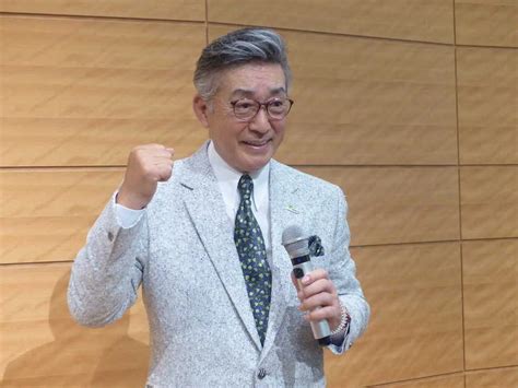 出馬会見でポーズを決める中条きよし ― スポニチ Sponichi Annex 芸能