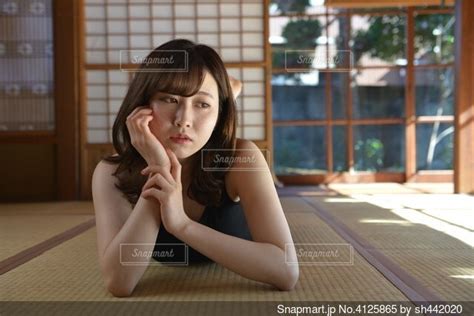 古民家の和室にてキャミソール姿で頬杖をついてくつろぐ若い女性の写真・画像素材[4125865] Snapmart（スナップマート）