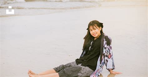A Woman Sitting On The Beach With Her Legs Crossed Photo – Free Myanmar