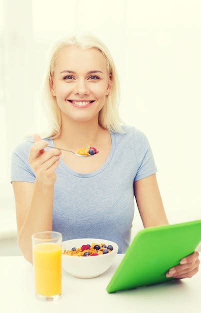 Premium Photo Healthy Eating Dieting And People Concept Smiling