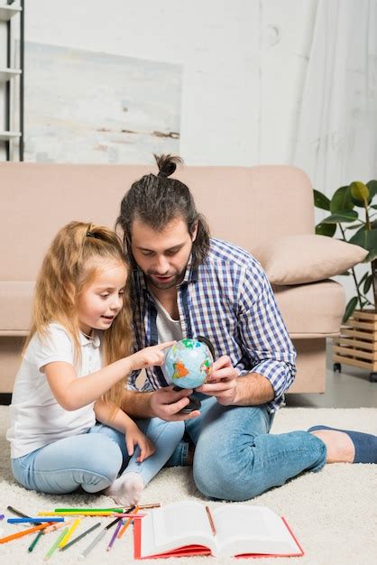 Père Et Fille Peignant Sur Le Sol Photo Gratuite