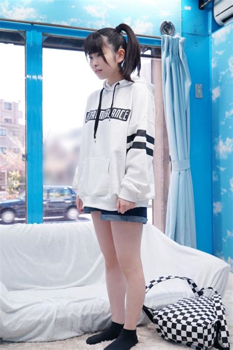 番号：320mmgh 082，なおみ 18 フリーター マジックミラー号 猫背のおっぱいたっぷんたっぷんのポニーテール地味子と恥じらいsex