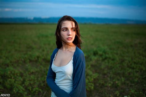 배경 화면 여자들 모델 갈색 머리의 멀리보고 초상화 옥외 피사계 심도 하얀 드레스 분열 노 브라 젖꼭지