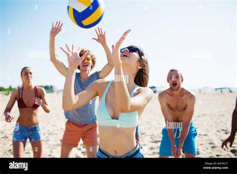 Traje De Baño Hombre Y Mujer Voleibol Fotografías E Imágenes De Alta