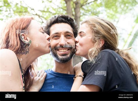 Filles Qui Se Font La Bise Banque De Photographies Et Dimages à Haute