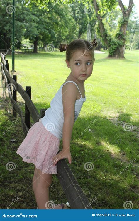 Jeune Belle Fille En Mini Jupe Banque De Photographies Et Dimages à