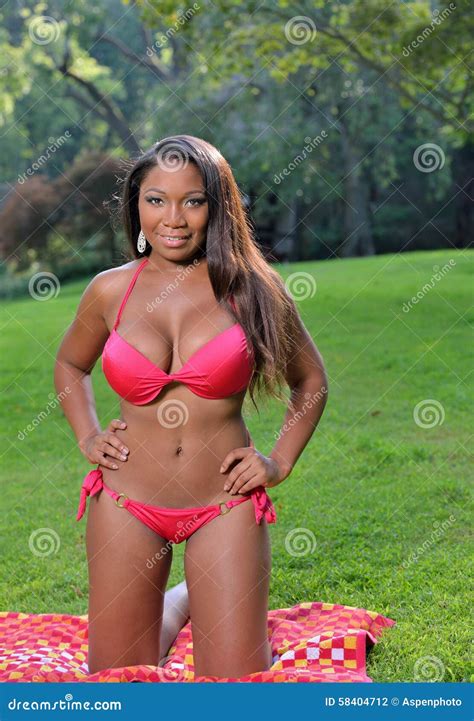 Verano Mujer De Negro Sexy En Bikini Foto De Archivo Imagen De