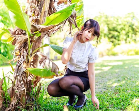 Asian Secretaries Brunette Girl Décolletage Hands Legs Pantyhose