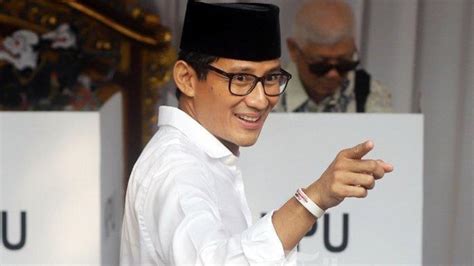 Pakai Jaket Hijau Dan Terima Kta Ppp Sandiaga Uno Resmi Menjadi Kader
