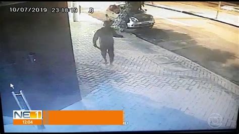 Vídeo Vídeo Mostra Homem Com Um Facão Tentando Entrar Em Prédio No