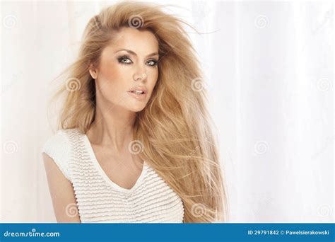 Portret Piękna Blondynki Dziewczyna Z Długie Włosy Zdjęcie Stock