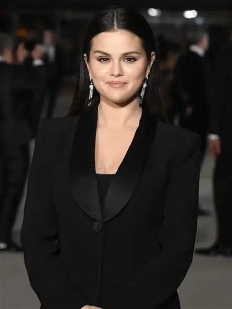 Selena Gomez Looks Very Busty In Her Strapless Top